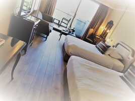 Frigobar, cofres nos quartos, quartos à prova de som, Wi-Fi de cortesia