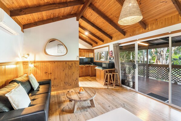 Cabine (Casuarina Cabin) | Sala de estar | TV de ecrã plano, leitor de DVD