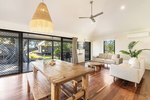 Cabine (Figtree Cabin) | Sala de estar | TV de ecrã plano, leitor de DVD