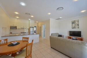 Apartamento standard, 2 quartos, para não fumantes, cozinha | Sala de estar | TV 55 polegadas com canais a cabo, Netflix, serviços de streaming