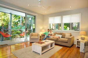 Casa de Férias Luxo, 3 quartos (Free Standing House) | Sala de estar | TV de ecrã plano, leitor de DVD 