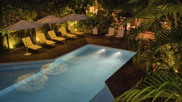 Piscina externa, guarda-sóis, espreguiçadeiras