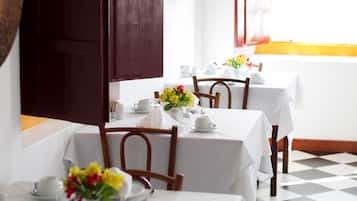 Café da manhã completo gråtis todos os dias