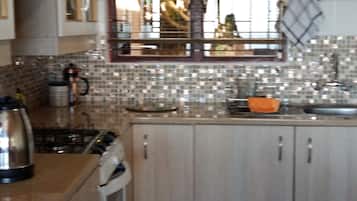 Apartamento (No. 2) | Cozinha privada | Um frigorífico, um micro-ondas, uma placa de cozinha