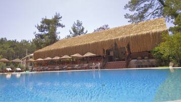 Piscina exterior, toldos gratuitos, guarda-sóis