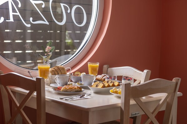 Pequeno-almoço inspirado na cozinha local diário (6 EUR por pessoa) 