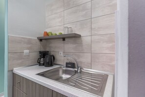 Quarto Duplo Deluxe | Kitchenette privada | Um frigorífico, uma placa de cozinha, uma cafeteira/bule 