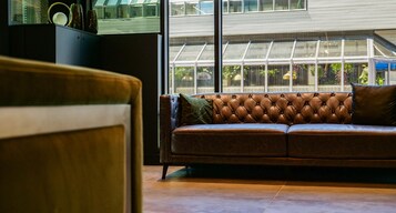 TV de ecrã plano, leitor de DVD, base para iPod, livros 