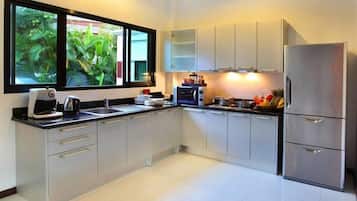 Geladeira grande, micro-ondas, cooktop, cafeteira/chaleira