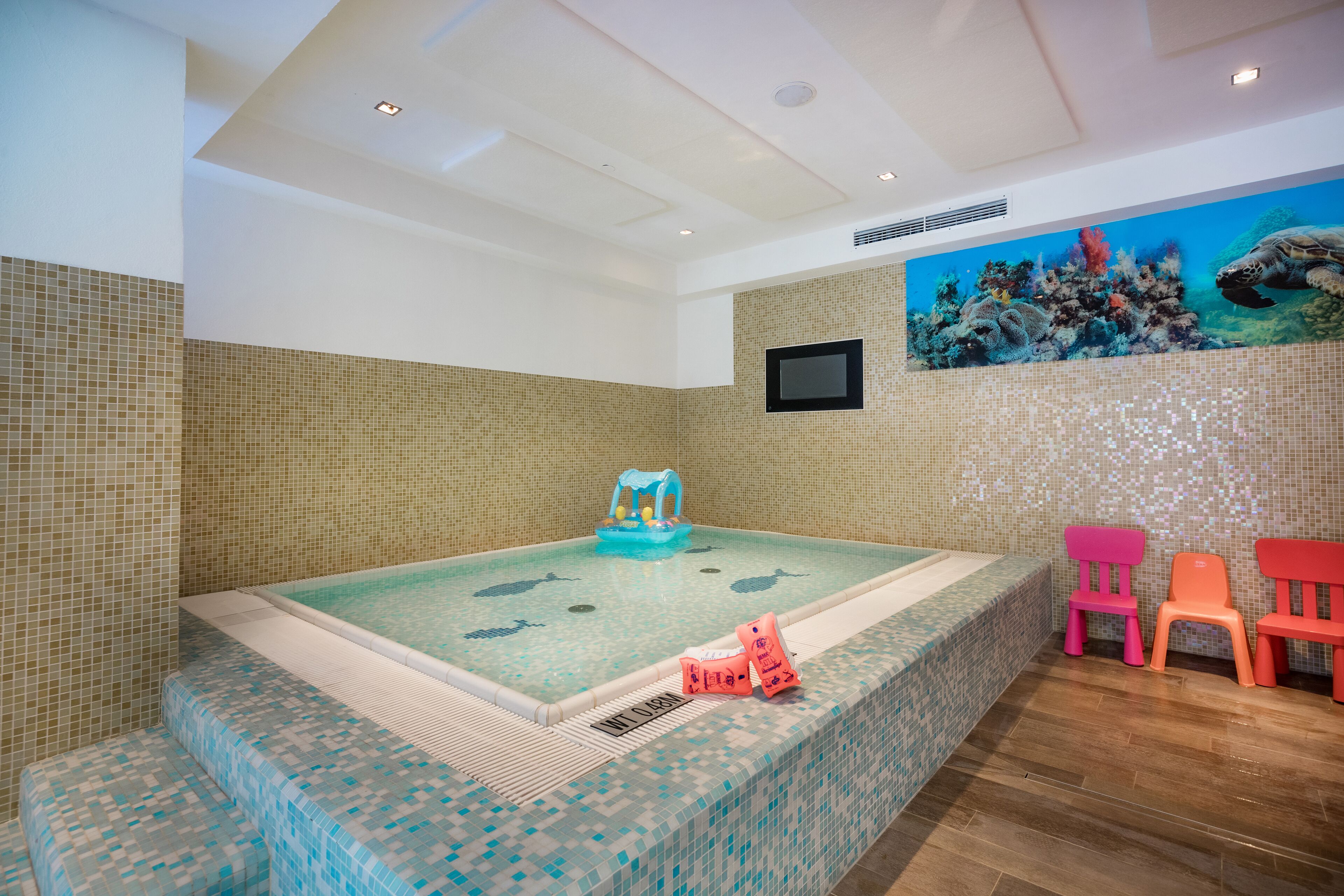 2 piscinas internas, piscina externa sazonal, guarda-sóis