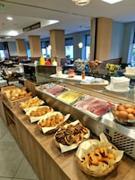 Café da manhã com buffet todos os dias mediante uma taxa