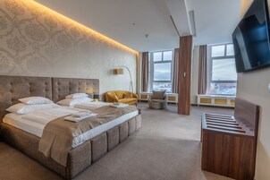 Apartamento panorâmico, terraço | Cofres nos quartos, escrivaninha, espaço de trabalho para notebook