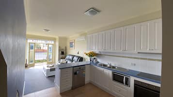Apartamento executivo, 1 quarto, cozinha, vista para a cidade (Unit 6) | Cozinha privada | Geladeira, micro-ondas, cafeteira/chaleira
