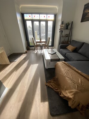Apartamento Executivo, 1 quarto, cozinha, Vista para a cidade (Unit 6) | Sala de estar | Smart TV de 42 polegadas com canais digitais, leitor de DVD 
