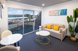 Quarto luxo (Queen) | Ferros/tábuas de passar roupa, Wi-Fi de cortesia, roupa de cama