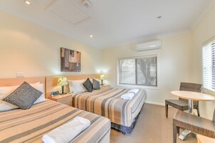 Minibar, com decoração personalizada, secretária 