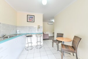 Apartamento, 1 quarto | Refeições no quarto