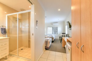 1 quarto, minibar, com decoração personalizada, secretária 