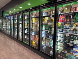 Uma fileira de máquinas de bebidas geladas na área de recepção do hotel.