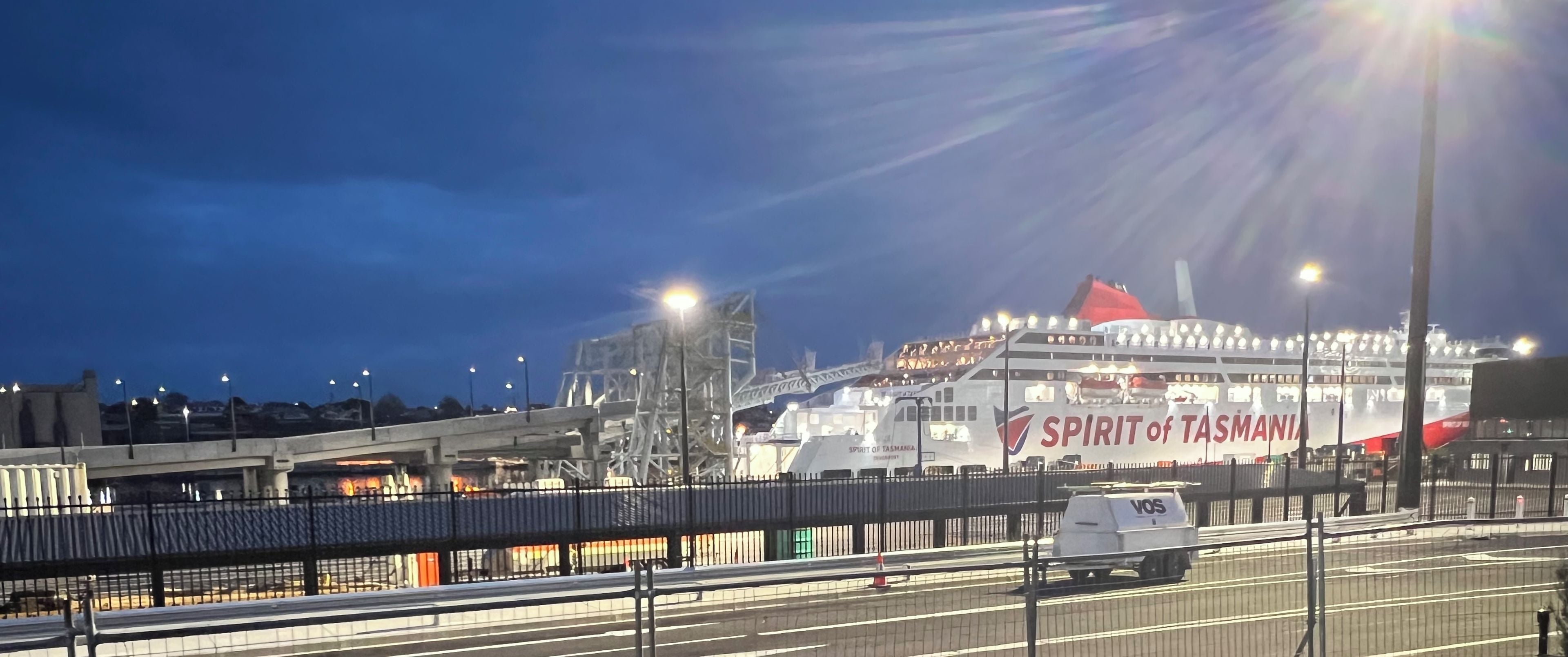Um ferry chamado 'Spirit of Tasmania' atracado num porto, com uma ponte ao fundo.
