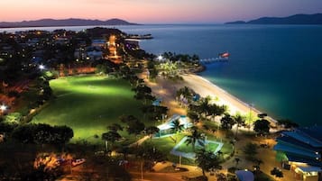 Fachada do alojamento (tarde/noite)