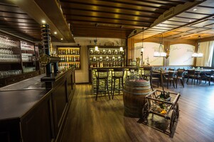 3 restaurantes, com serviço de almoço e jantar; culinária alemã