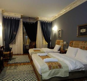 Quarto Triplo Deluxe | Roupa de alta qualidade, minibar, cofre no quarto, secretária