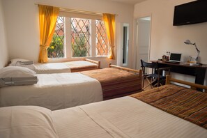 Quarto família, várias camas | Edredons de pluma, frigobar, cofres nos quartos, escrivaninha