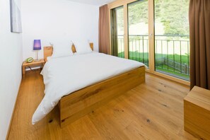 Apartamento Standard, 3 quartos (East) | Edredões de penas, camas de colchão pillowtop 