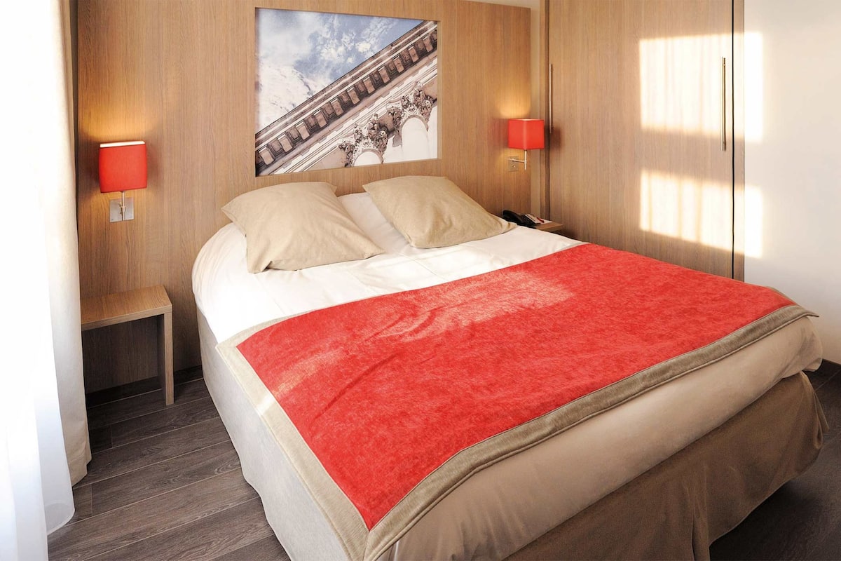 Cofres nos quartos, escrivaninha, cortinas blackout