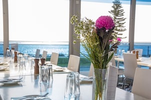 Pequeno-almoço inglês diário mediante uma taxa