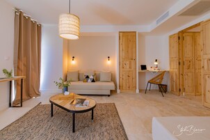 Uma sala de estar moderna com sofá, mesa de centro e luminária pendente.