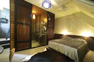 Quarto Quádruplo Familiar | Roupa hipoalergénica, com decoração personalizada, secretária 