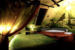 Quarto Duplo Exclusivo (Theme Room) | Roupa hipoalergénica, com decoração personalizada, secretária 