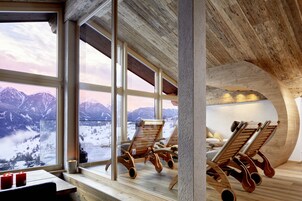 Sauna seca, sauna a vapor, massagens com pedras quentes