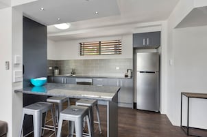 Suite Familiar, 3 quartos, vista para o pátio, junto ao pátio | Cozinha privada | Um frigorífico, um micro-ondas (a pedido), uma cafeteira/bule 