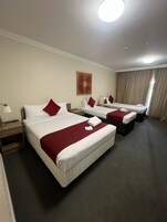 Quarto Deluxe, não fumadores, varanda (Deluxe family room 4 *) | Secretária, ferro/tábua de engomar, Wi-fi grátis 