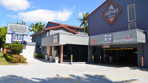 Um motel próximo ao aeroporto com uma placa indicando 638 quartos.