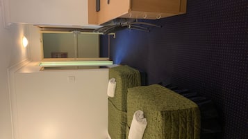 Quarto Triplo Deluxe | 1 quarto, com decoração personalizada, com mobília individualizada