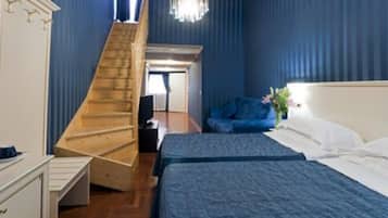Quarto Duplo Superior | Lençóis italianos Frette, camas de colchão viscoelástico, minibar