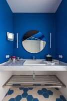 Quarto Familiar | Casa de banho | Uma combinação polibã/banheira, produtos de higiene exclusivos 