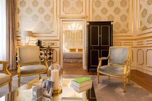 Suite (Cristal) | Roupa de alta qualidade, minibar, cofre com capacidade para portátil