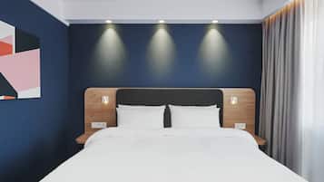 Quarto de hotel moderno com uma cama grande, cabeceira de madeira e luminárias de cabeceira.