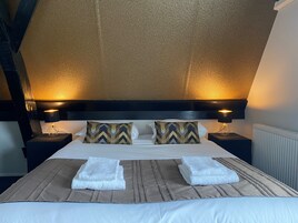 Quarto Familiar | Minibar, cofre com capacidade para portátil, secretária