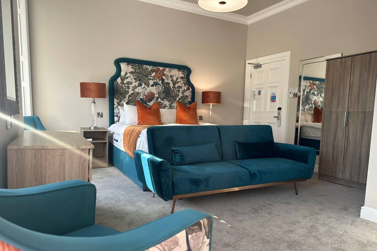 Quarto casal luxo, 1 cama King | Ferros/tábuas de passar roupa, Wi-Fi de cortesia