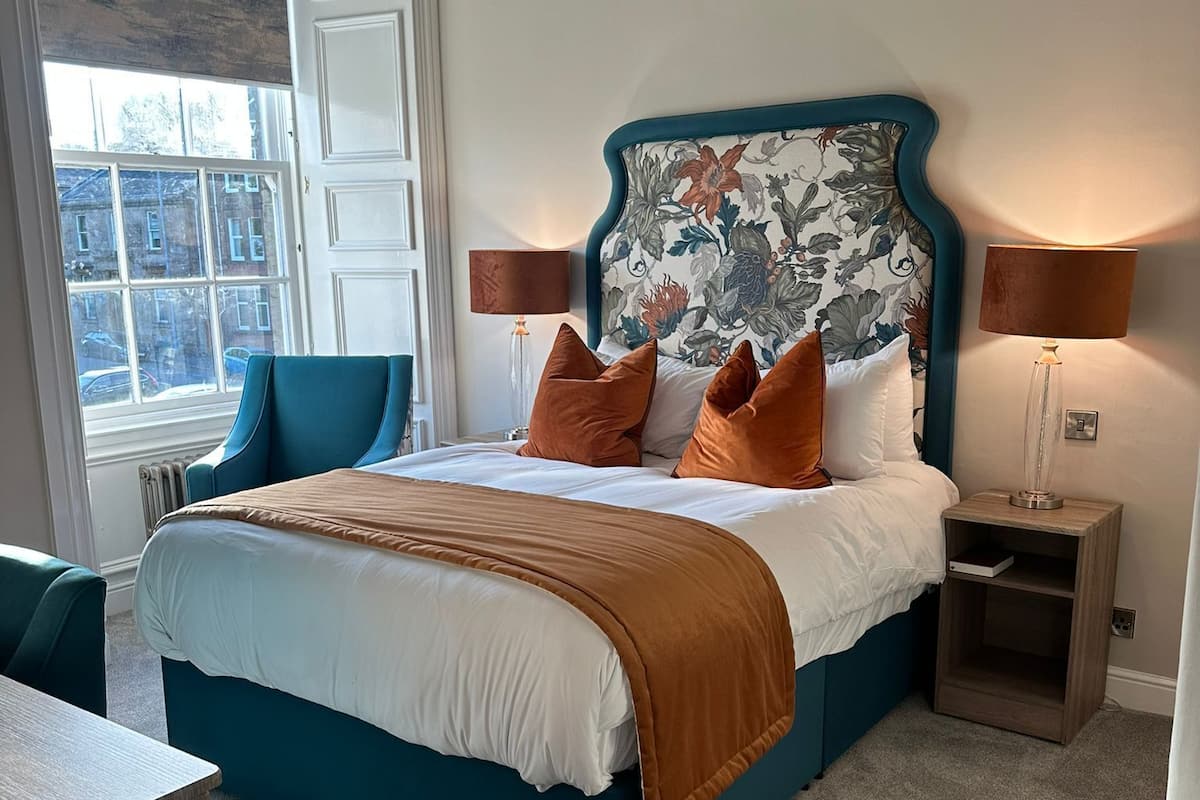 Quarto luxo, 1 cama King | Ferros/tábuas de passar roupa, Wi-Fi de cortesia