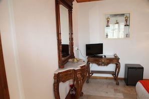 Quarto Triplo Empresarial | Minibar, cofre no quarto, Wi-fi grátis 