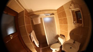 Quarto Quádruplo Familiar | Casa de banho | Um polibã, um secador de cabelo