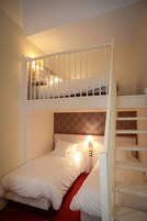 Quarto família | Escrivaninha, cortinas blackout, berços grátis