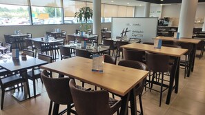 Serve pequenos-almoços e jantares 